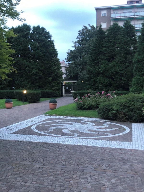 Homerez - Apartamento Elegante En Monza Con Vista Al Jardín - Monza