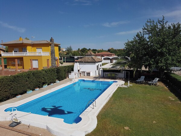Homerez - Villa Encantadora En Linares Con Piscina Privada - Bailén
