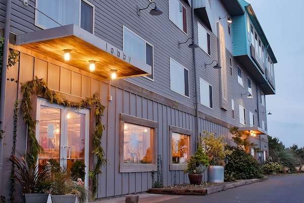 Beachside Bliss! Pet-friendly Hotel With Indoor Pool And Sauna, Free Parking! - Long Beach, WA