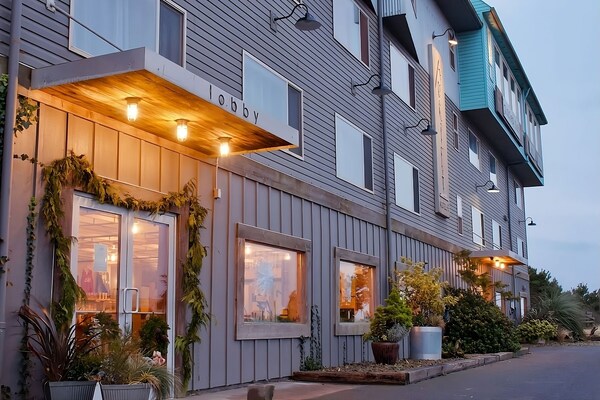 Beach Lover's Paradise! Indoor Pool, 2 Relaxing Units Near Long Beach Peninsula! - Long Beach, WA