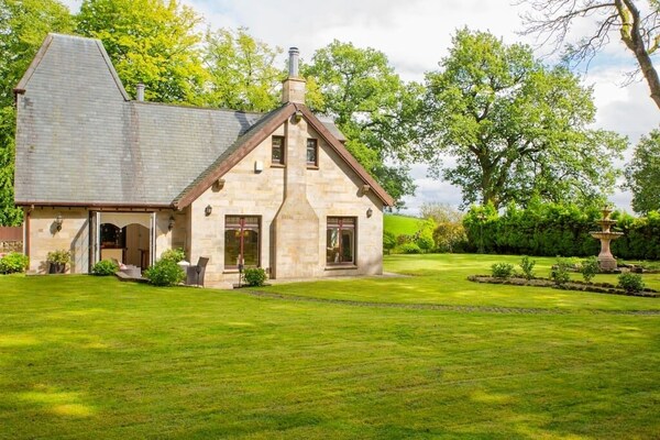 Stunning 4 Bedroom Country Home With Hot Tub, 15 Minutes From Glasgow West End. - Glasgow