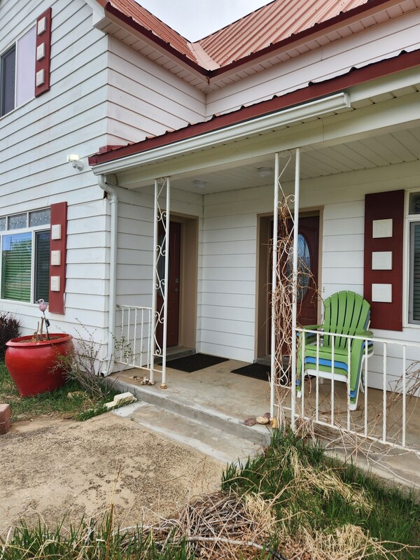 King & Queen Bed W/2 Bathrooms - Escalante, UT