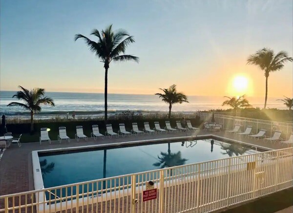 Ocean Front, Pool, Grill, King +Double + Queen Sofa Bed, Beach & Pickleball Gear - Jensen Beach, FL