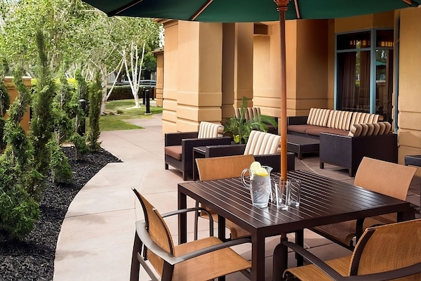 Pet Friendly Suites Close To The Mission District & Downtown! W/ Self Parking! - Pleasant Hill, CA