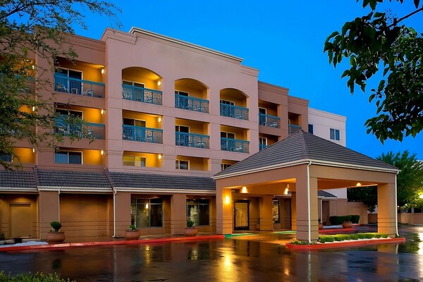 Close To Downtown San Francisco Ca! Property W/ Onsite Self Parking & Starbucks - Pleasant Hill, CA