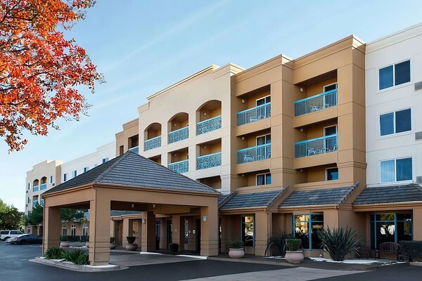Stay In Style While Exploring The San Francisco Bay Area W\/ Breakfast Buffet! - Concord, CA