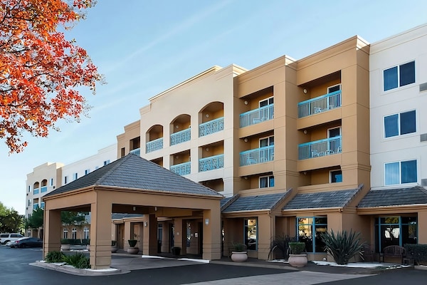 Stay In Style While Exploring The San Francisco Bay Area W/ Breakfast Buffet! - Walnut Creek, CA
