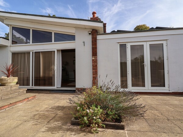 Bramble Lodge, Romantic, With Pool In Cuddington, Cheshire - North Wales