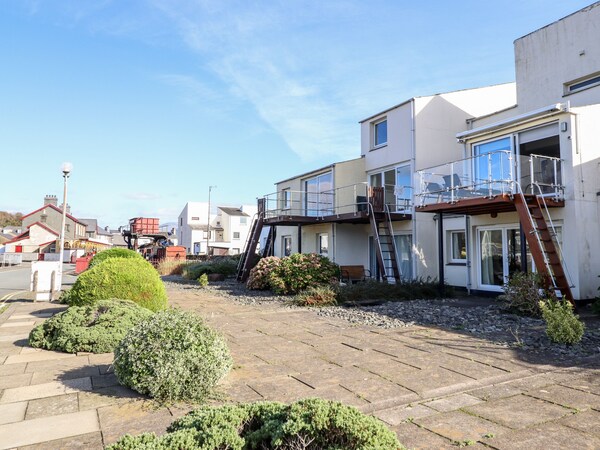 Sea Breeze, Pet Friendly, Character Holiday Cottage In Porthmadog - Porthmadog