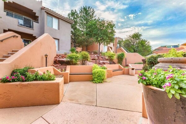 Your Home Away From Home! Full Kitchen, Outdoor Pool, Free Parking! - Sedona, AZ