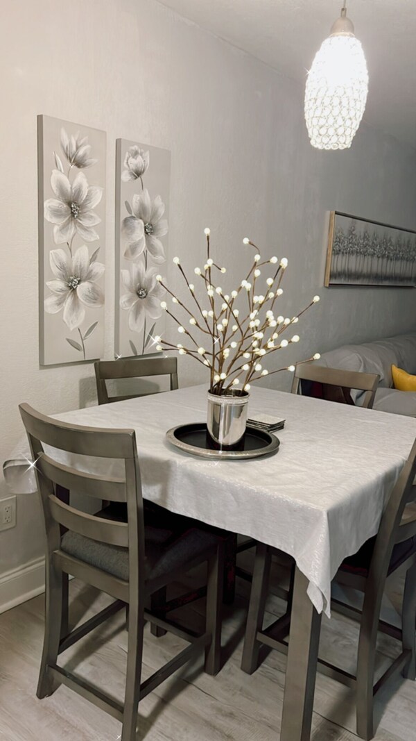 <Spacioustownhome >Close Too Shopping Mall Hospital Beaches - Clearwater Beach, FL