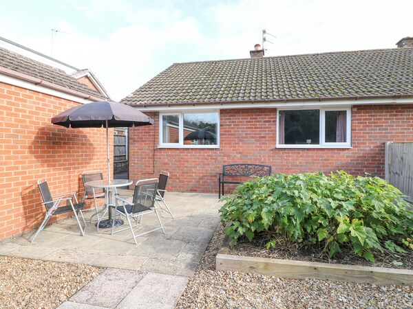 George's Place, Family Friendly, With A Garden In Kingsley - Leek