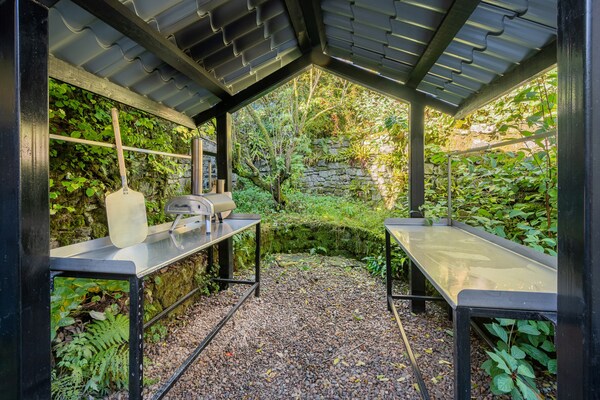 The Waterfall Retreat, Pet Friendly, With Hot Tub In Orton - England