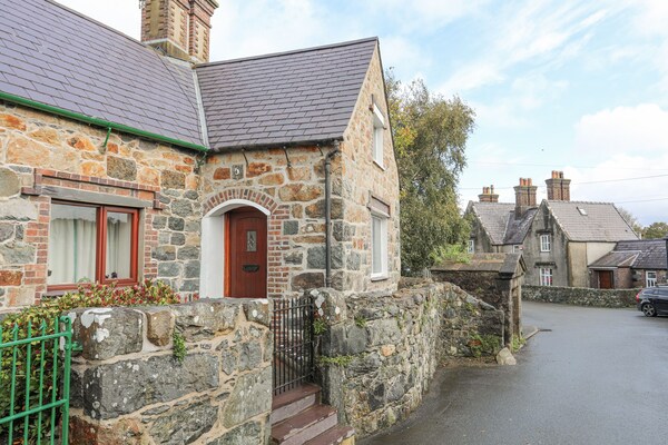 5 The Crescent, Pet Friendly, Character Holiday Cottage In Caernarfon - アングルシー島