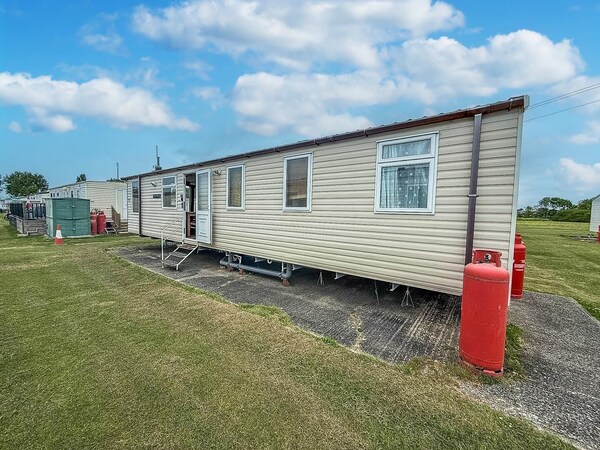 Great Caravan On A Family Holiday Park In Essex, Ref 37055g - 