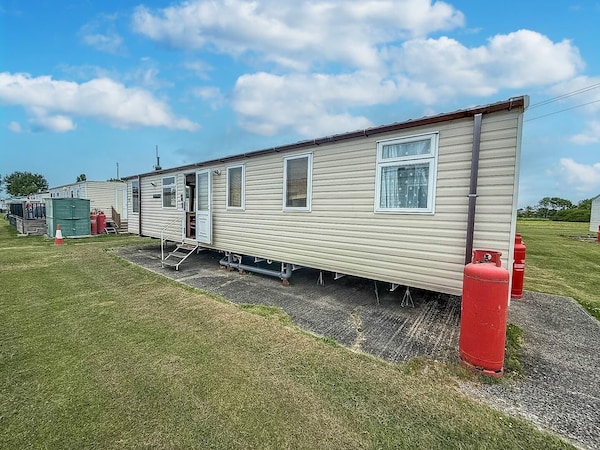 Great Caravan On A Family Holiday Park In Essex, Ref 37055g -