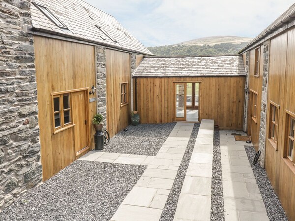 The Barn, Family Friendly, With Hot Tub In Corwen - North Wales