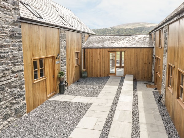 The Barn, Family Friendly, With Hot Tub In Corwen - North Wales