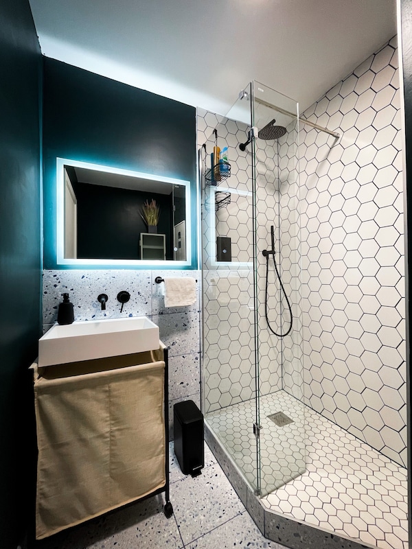 Modern Apartment 10min From City Center W/parking - 