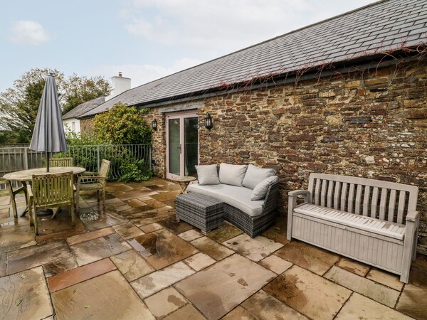 The Old Cowshed, Pet Friendly, Character Holiday Cottage In Lifton - 콘월