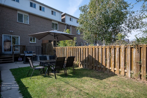 Newly Renovated Home Steps To Transit, 10mins To Beach & 25mins To Downtown - Toronto, ON