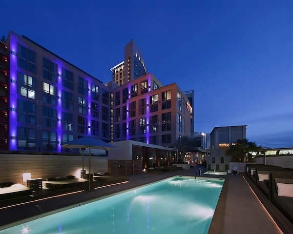 Majestic Views! Private Patio And Jacuzzi! Parking! Close To Seaworld! - Grace Beach, San Diego
