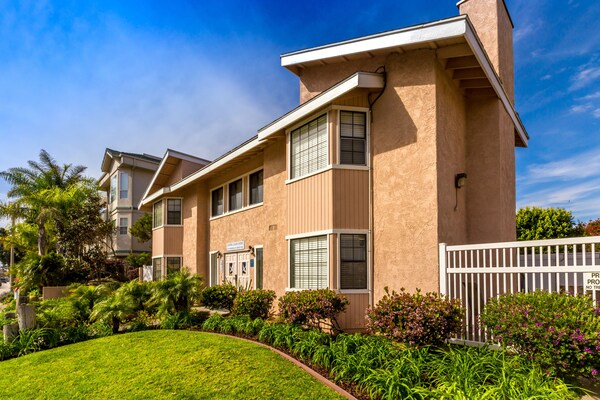 Good-value Accommodation! 3 Convenient Units, Kitchen, Onsite Parking! - Oxnard, CA