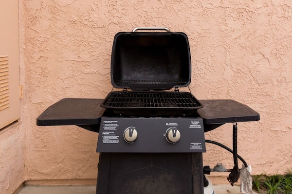Your Relaxing Getaway Awaits! 2 Comfortable Units, Kitchen, Parking Onsite! - Port Hueneme, CA
