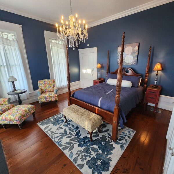 Take A Trip Back In Time And Stay At The Larissa House Inn! - Jacksonville, TX