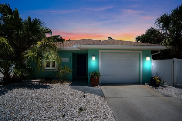 Tropical Breeze: New Renovation Sleeps 16 With 3 Cottages, Heated Saltwater Pool - Sarasota, FL