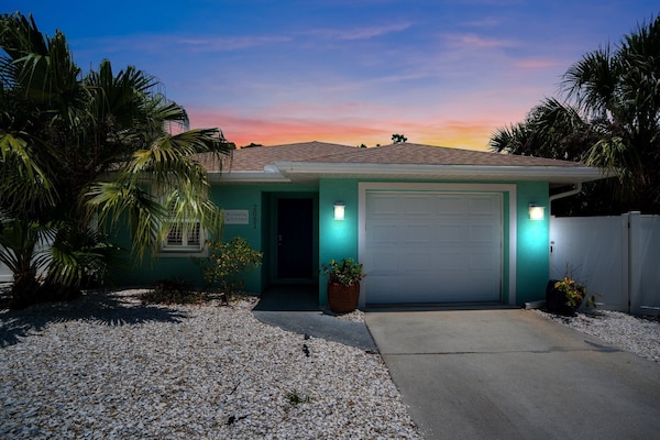 Seaglass: New Renovation Sleeps 12, Heated Saltwater Pool - Sarasota, FL