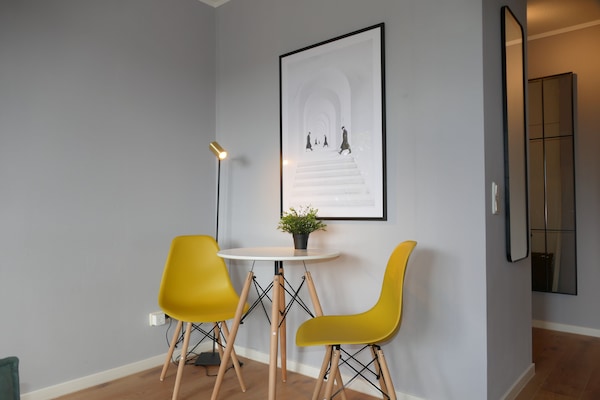 Modern Apartment With Workplace For Singles & Couples - Close To The Center Of Gera - Gera