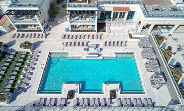 Your Tranquil Oasis! 4 City View Units, Beachfront Property W/ Outdoor Pool - デートナ・ビーチ, FL