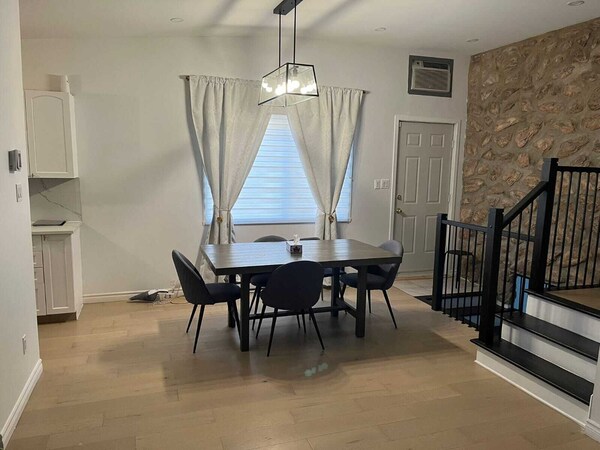 Spacious Home With Private Parking, Close To The Mall, Airport And Any Highway. - Pointe-Claire