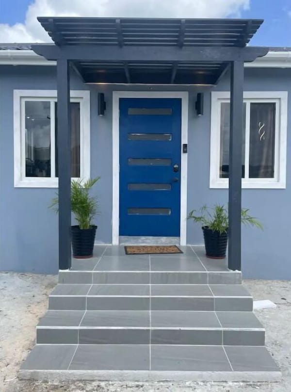 Modern Chic 1 Bedroom Cottage -Walk To Beach - Saint John's