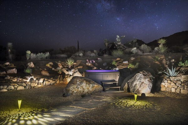 'Desert Wild' Joshua Tree, Pool And Hot Tub - Joshua Tree, CA