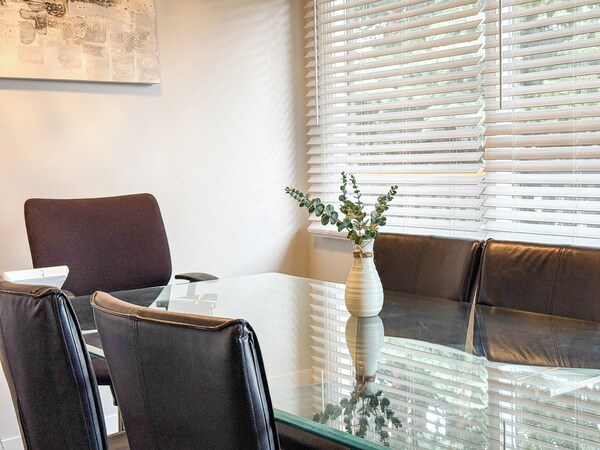 Waterside Retreat: 3-bed Suite Near Bow River - Calgary