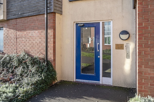 Inaras Place 2 Bed Deluxe With Parking - Aylesbury