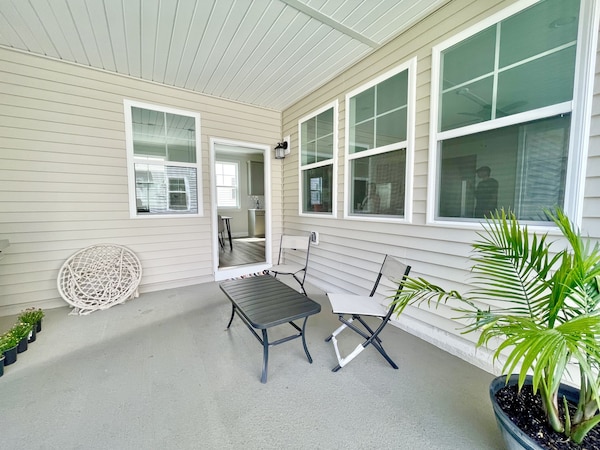 Rm 4: Elegant Master's Bedroom With Ensuite Full Bath - Clayton