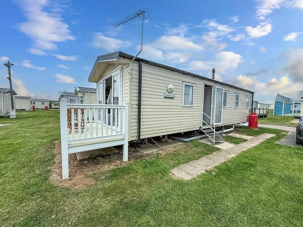 Lovely Caravan With Decking On California Cliffs Holiday Park Ref 50045c - Winterton-on-Sea