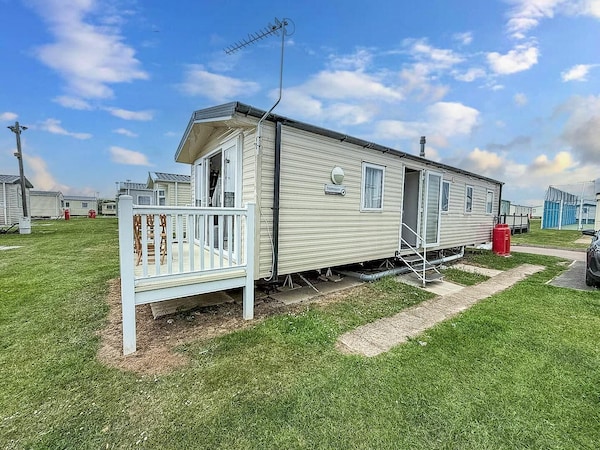Lovely Caravan With Decking On California Cliffs Holiday Park Ref 50045c - Winterton-on-Sea