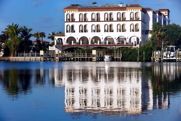 Convenience & Comfort! 4 Relaxing Units! Pool, Pets Allowed, Rooftop Bar! - St. Pete Beach, FL