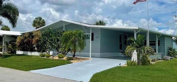 Beautiful 2bed, 2ba Home, Only 7 Miles To Siesta Key Beach, 45+ Gated Community. - Sarasota, FL