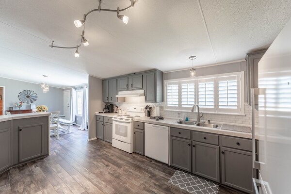New Farmhouse! Hot Tub, Fire Pit & Yard Games - Florida
