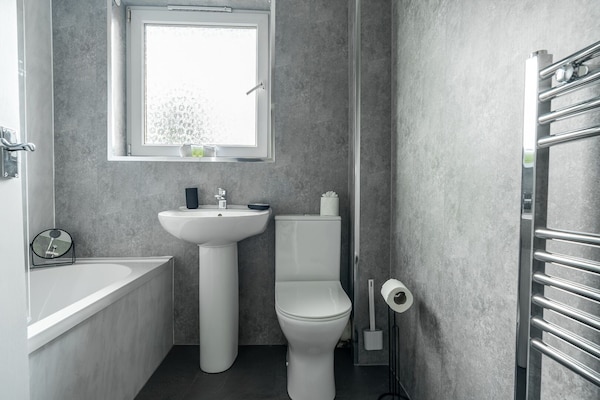 Snug Modern Home In Eastern Glasgow - Glasgow