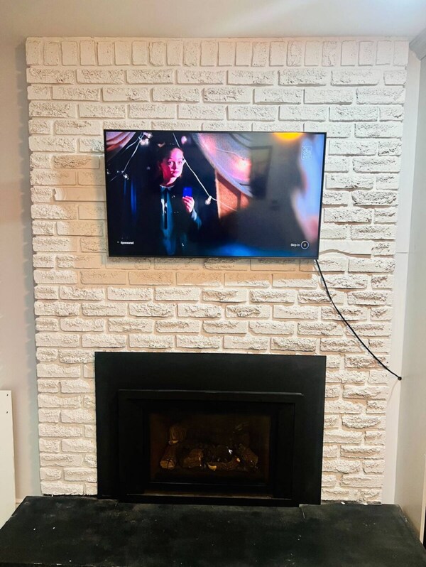 Luxury 1 Bedroom Basement Apartment With Fireplace & Free Parking Minutes To Yyz - Brampton