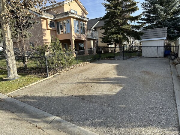 Separate Sunny Walk Out Basement Suite In Safe Upscale Neighborhood. Pets Ok/fee - Calgary
