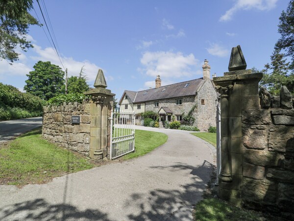 Pentre Hall, Pet Friendly, Character Holiday Cottage In Bronygarth - Shropshire