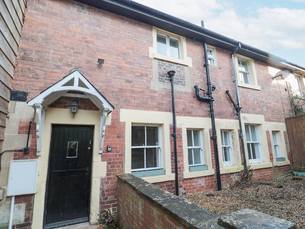 Courtyard Cottage, Pet Friendly, With A Garden In Alnwick - Alnwick