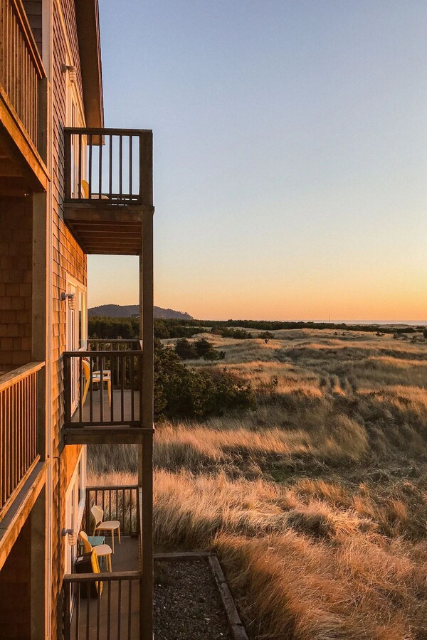 Oceanfront Oasis: Long Beach Retreat Near Discovery Trail! Pets Allowed, Pool. - Long Beach Boardwalk